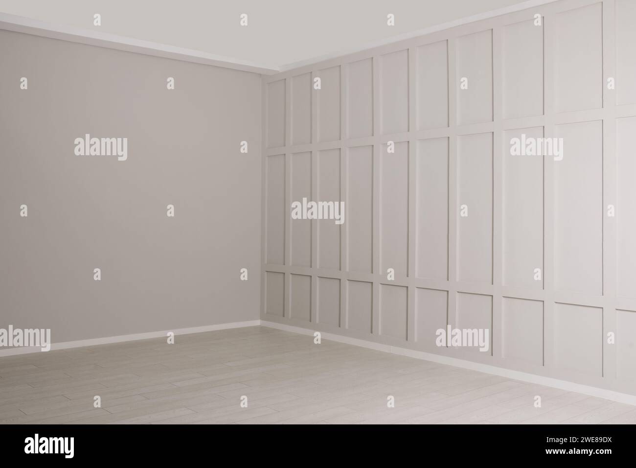 Empty room with beige walls and laminated flooring Stock Photo - Alamy