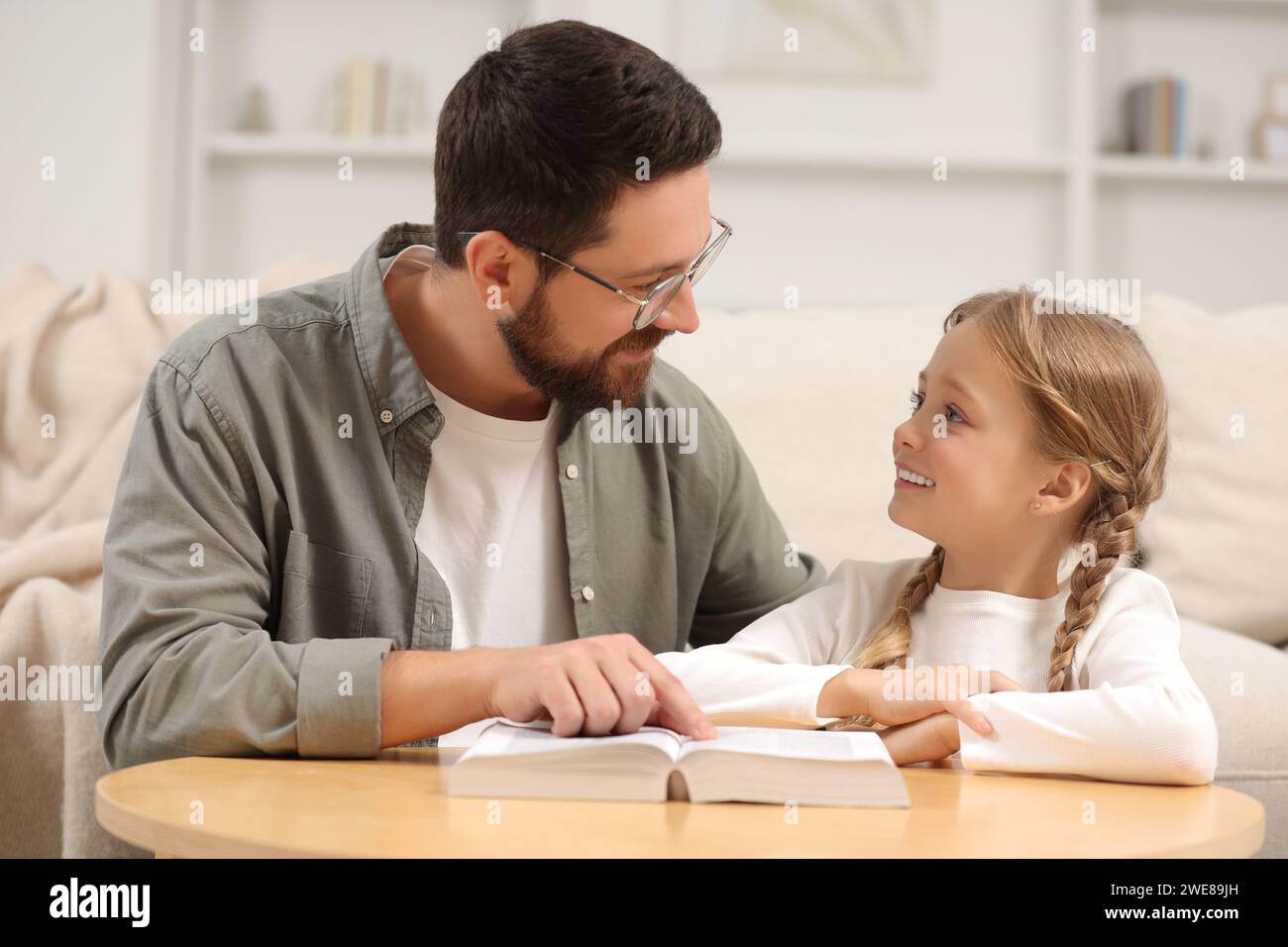 Girl portrait reading table hi-res stock photography and images - Alamy
