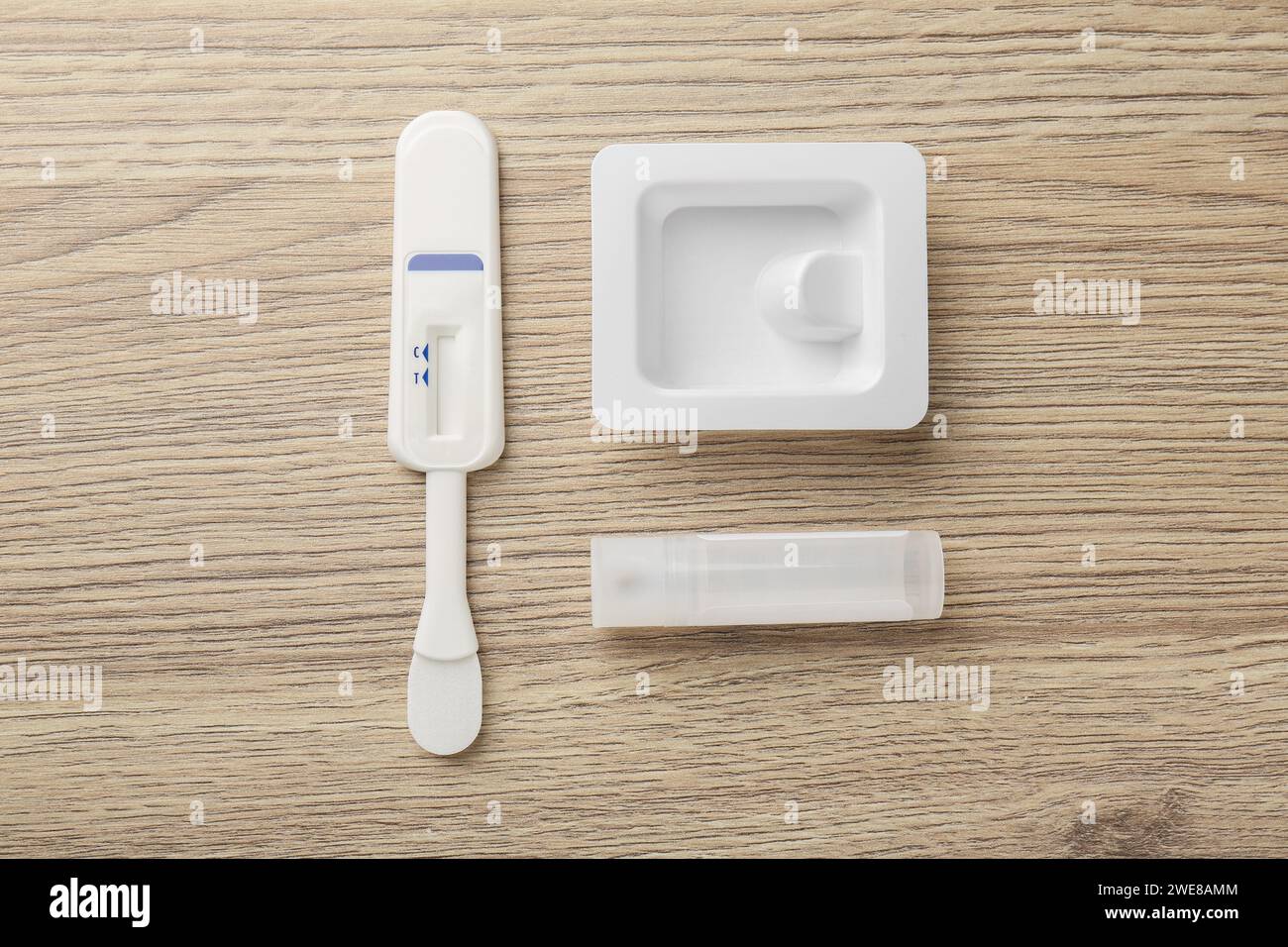 Disposable express test kit on wooden table, flat lay Stock Photo - Alamy
