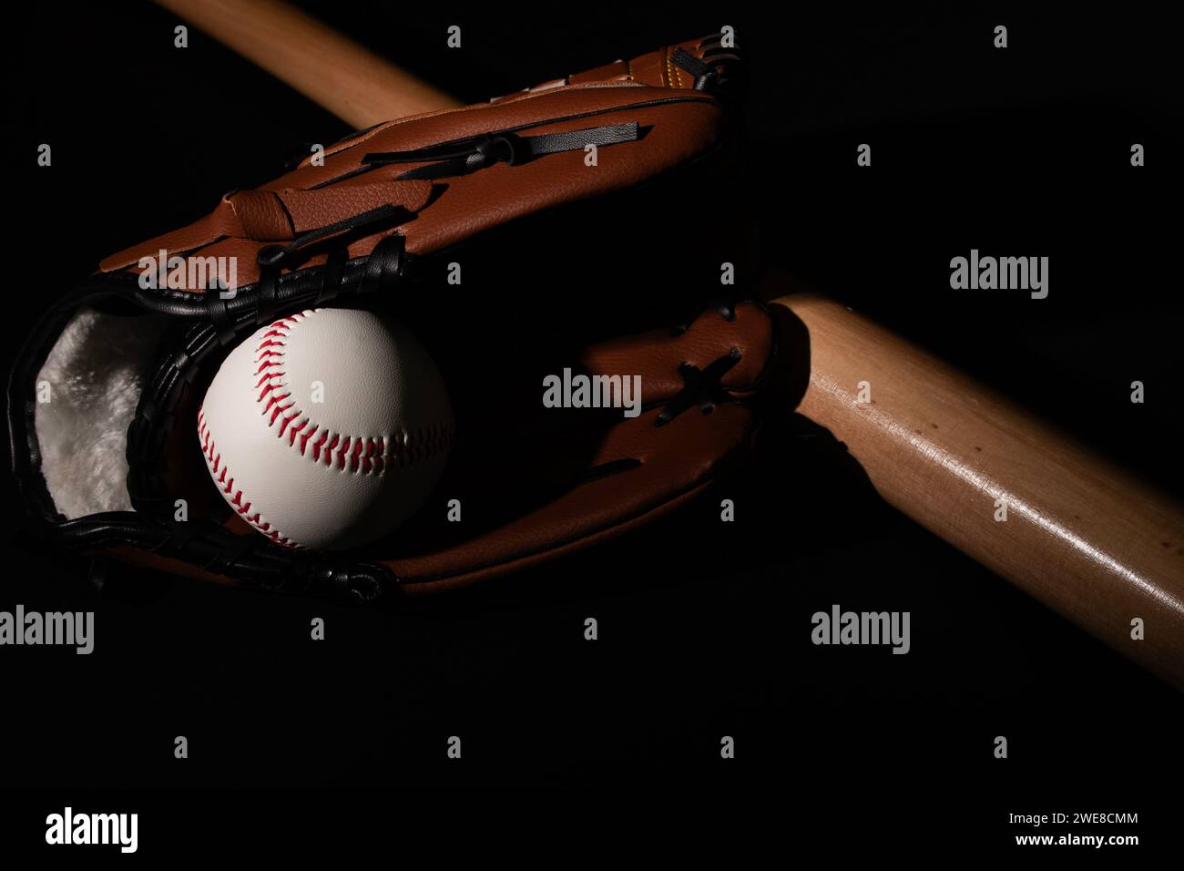 Old catchers mitt baseball hi-res stock photography and images - Alamy