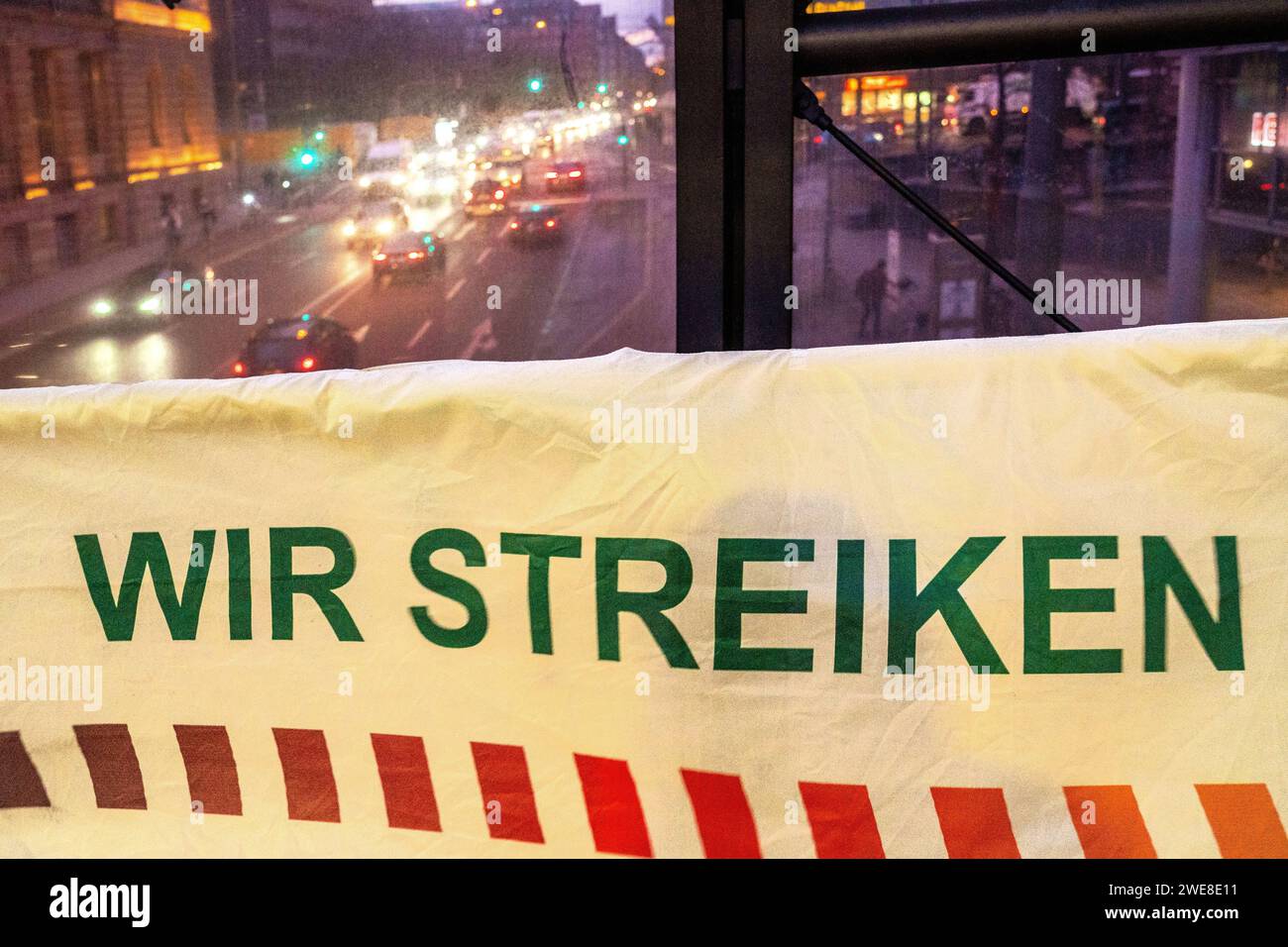 Wir streiken, Transparent im Hauptbahnhof, GDL-Streik, München, 24 ...