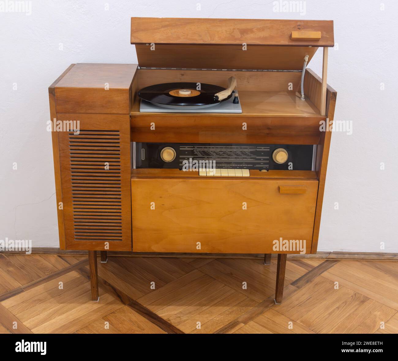 Historic radio with gramophone in the cabinet Stock Photo - Alamy