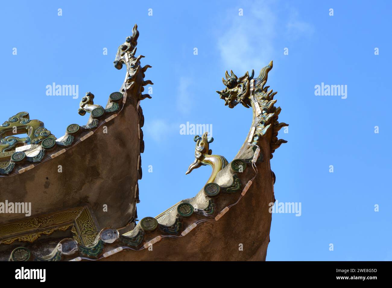 Traditional asian architectural rooftop hi-res stock photography and ...