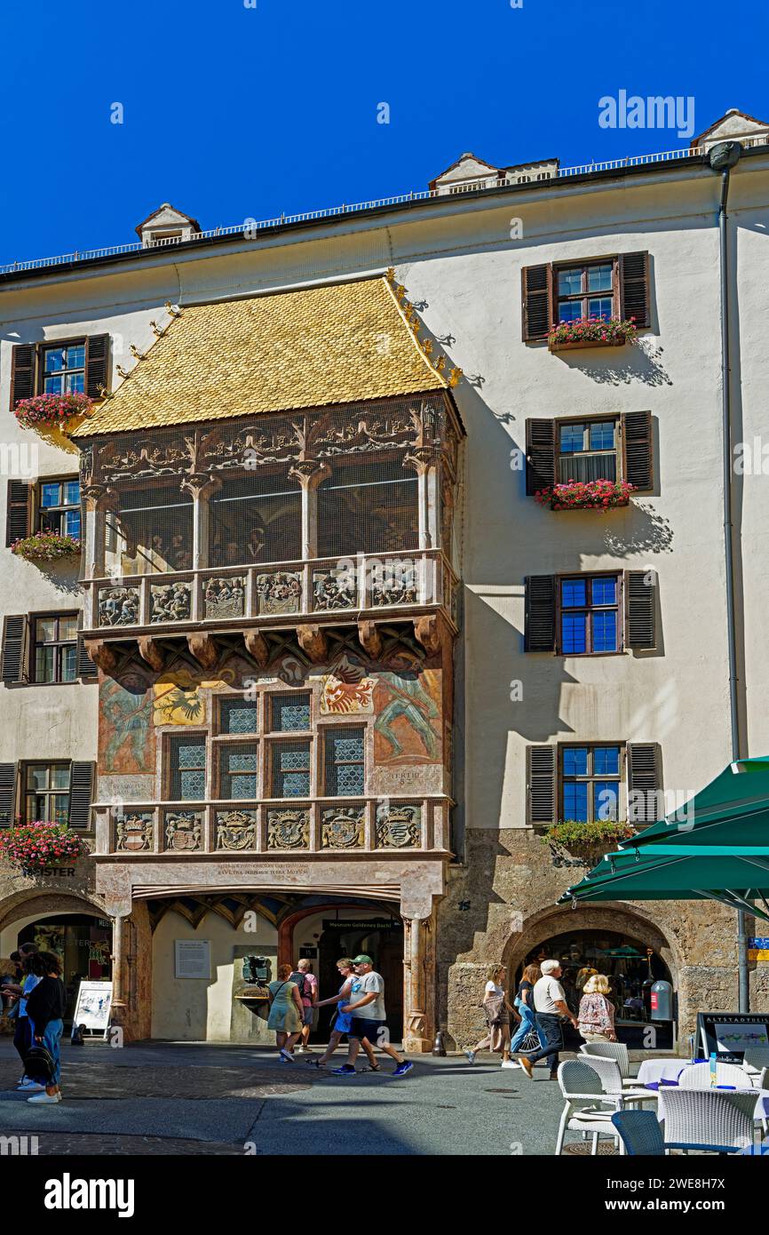 Goldenes Dachl, Fußgängerzone Stock Photo - Alamy