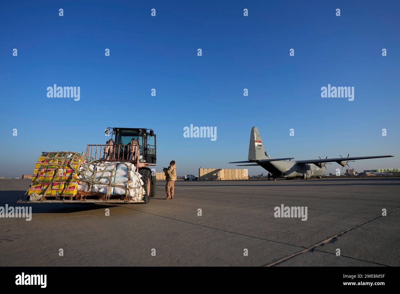 Iraqi security forces prepare for loading humanitarian aid from Red ...
