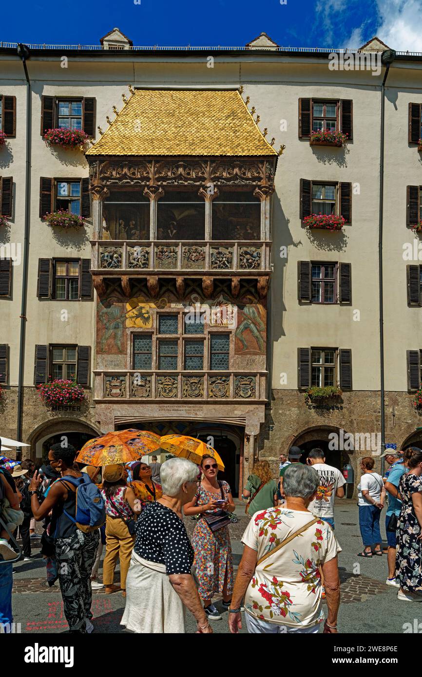 Goldenes Dachl, Fußgängerzone Stock Photo - Alamy