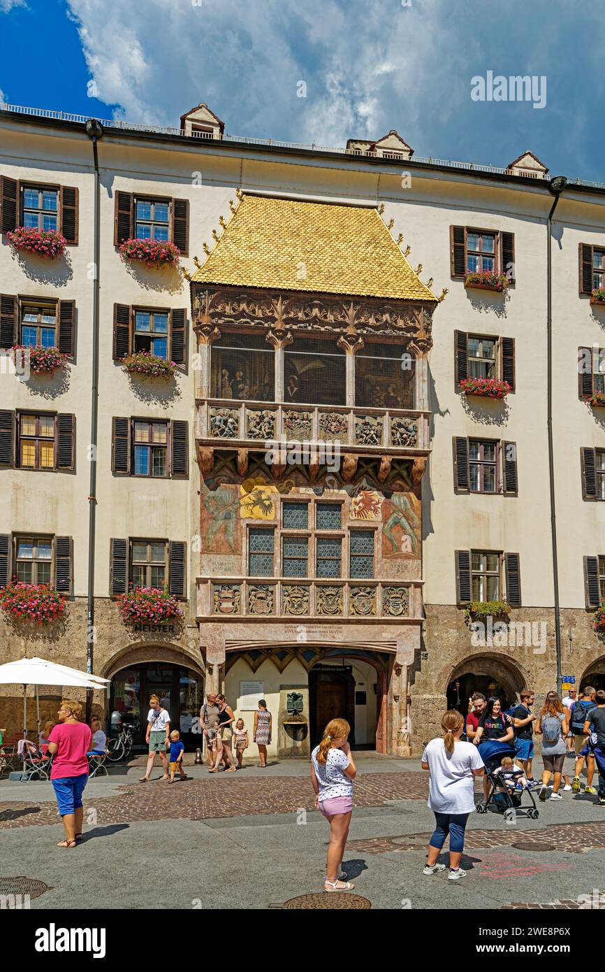 Goldenes Dachl, Fußgängerzone Stock Photo - Alamy