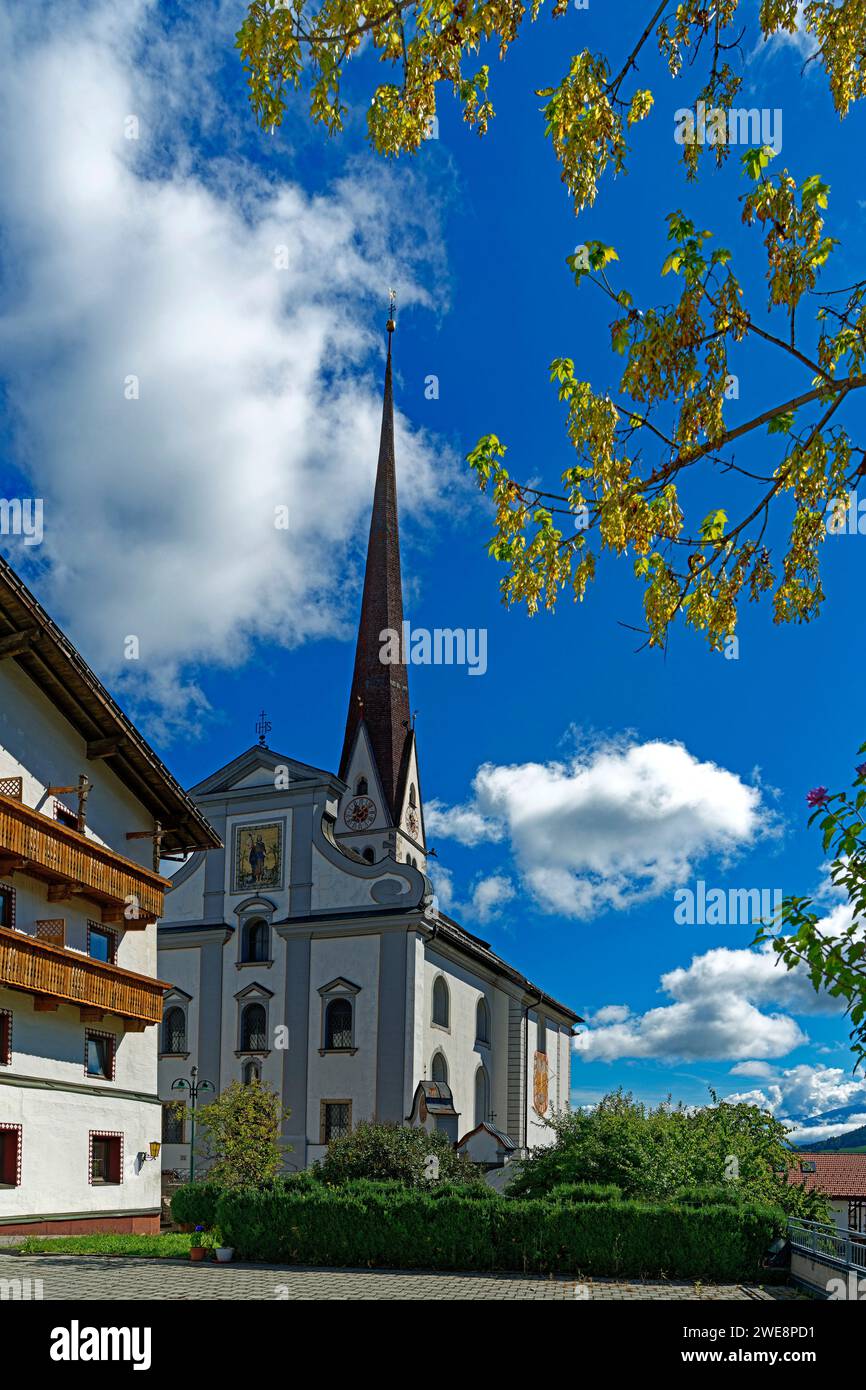 Dorfbrunnen, Pfarrkirche Heiliger Johannes der Täufer, Hotel Stock ...
