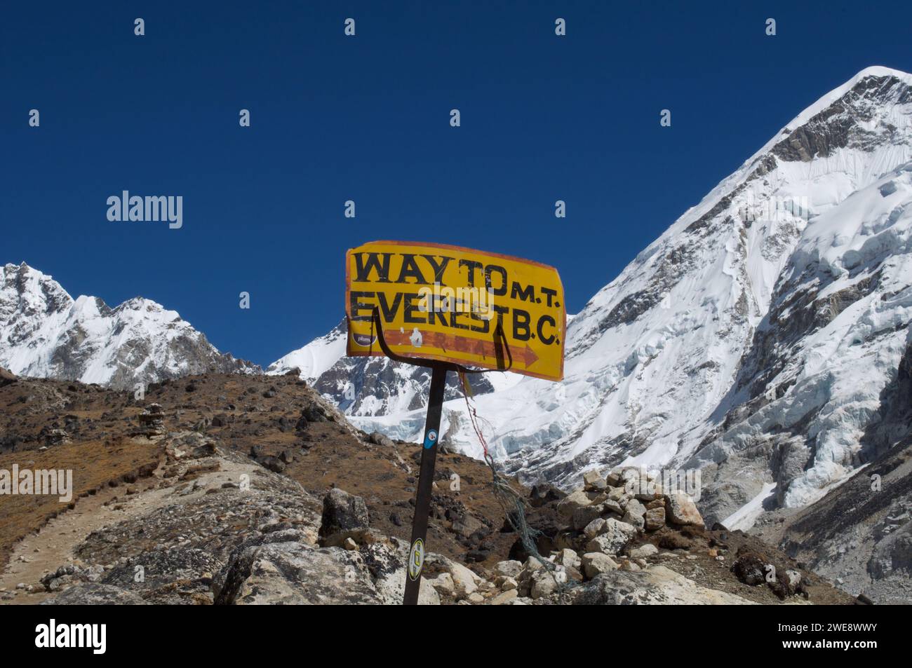 Everest base camp sign hi-res stock photography and images - Alamy