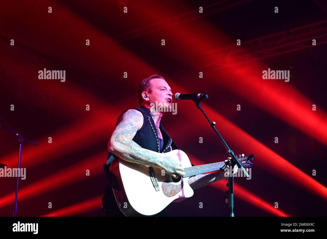 Frei.Wild Frontmann Philipp Burger bei einem Live-Auftritt in der Messe ...