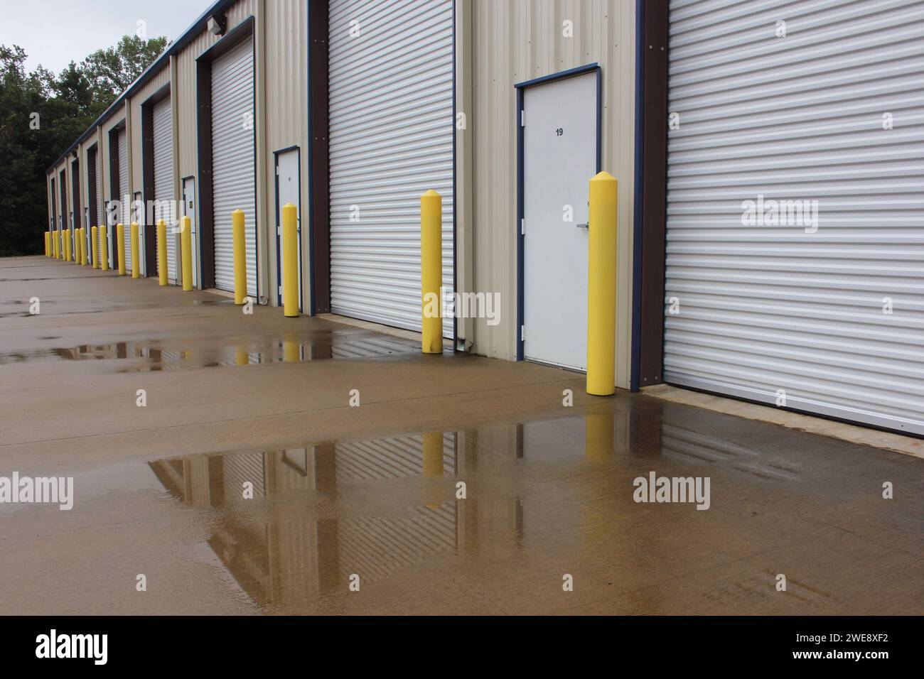 An Industrial Warehouse Building in Rural East Texas Stock Photo - Alamy