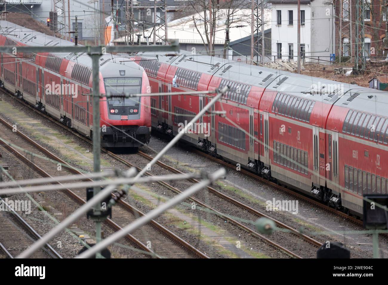 Siegen Hauptbahnhof. Zuege Züge der DB Deutsche Bahn im Hauptbahnhof in Siegen Hauptbahnhof am ...