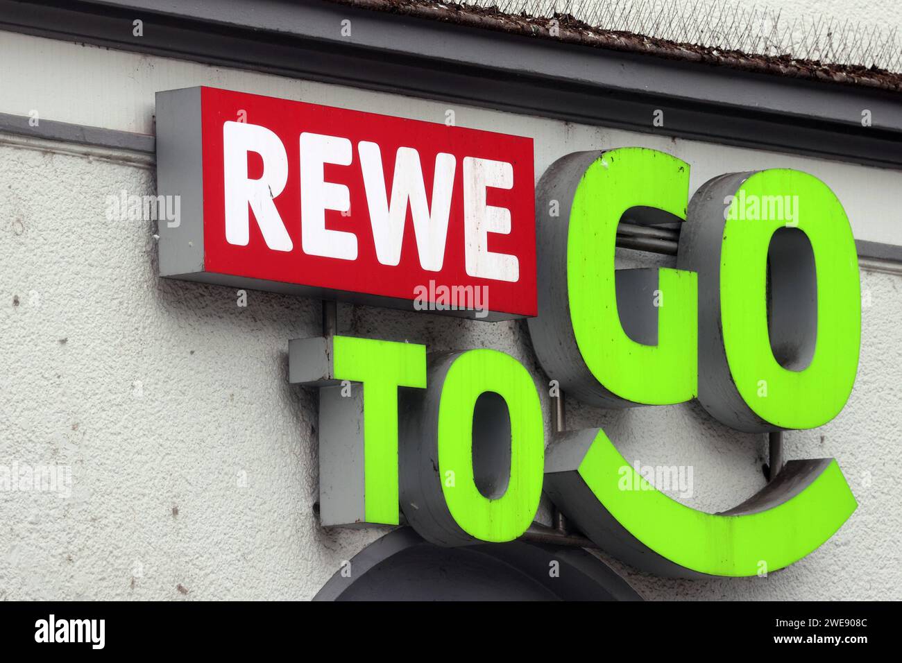 Rewe to Go Logo am Gebeaude Gebäude des Hauptbahnhofs in Siegen ...