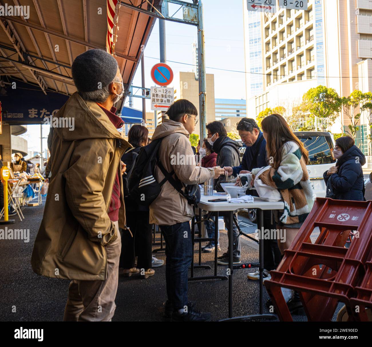 People eating tsukiji outer market hi-res stock photography and images ...