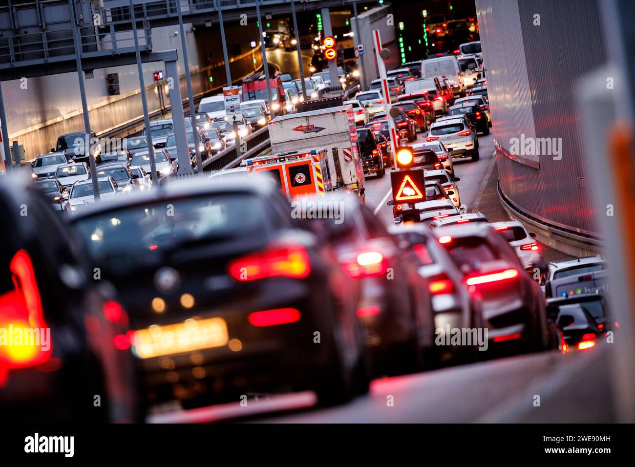 Munich, Germany. 24th Jan, 2024. Heavy traffic pushes along the central ...
