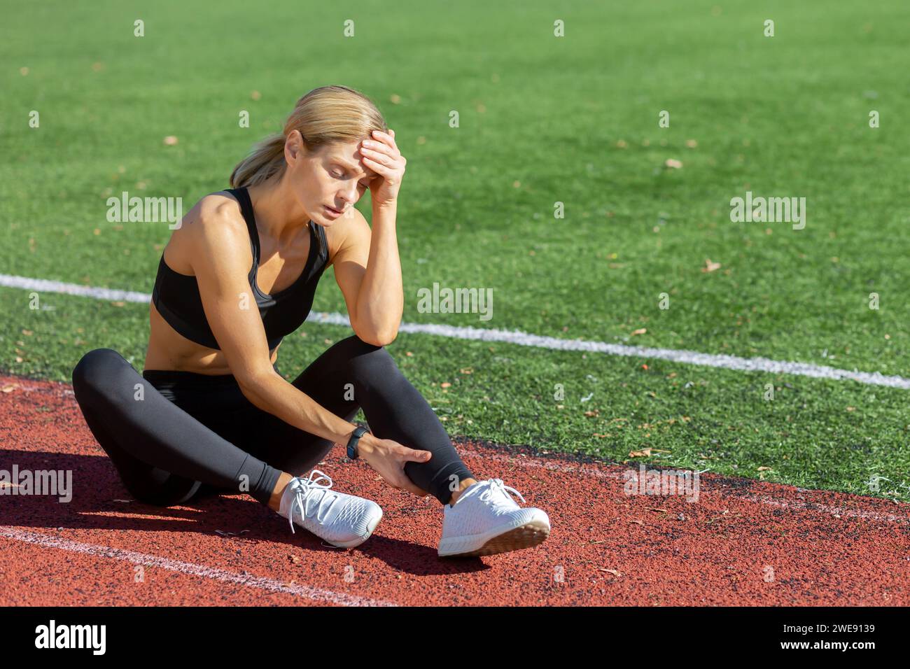 Athlete woman exhausted stress hi-res stock photography and images - Alamy