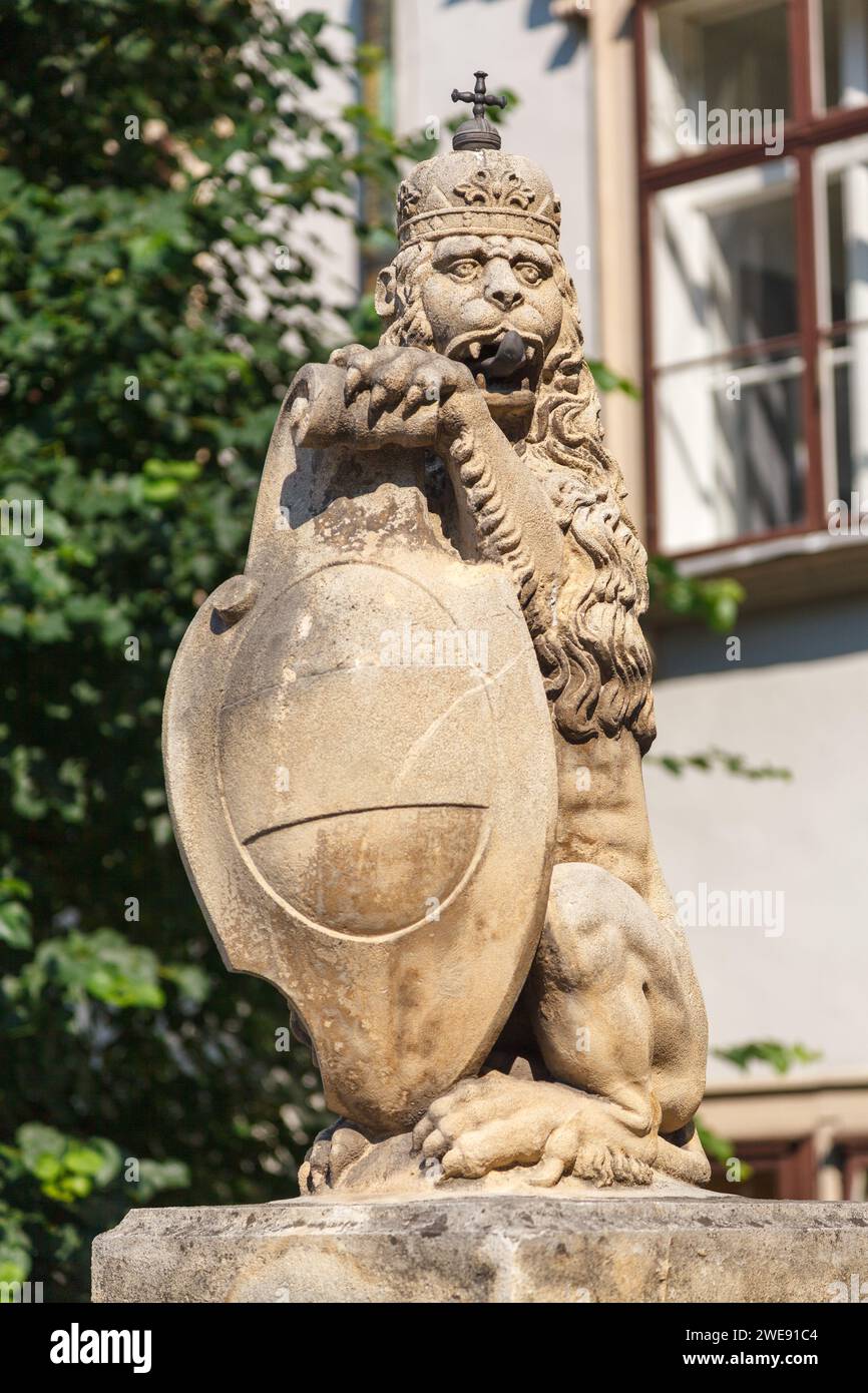 Lion statue palace vienna hi-res stock photography and images - Alamy