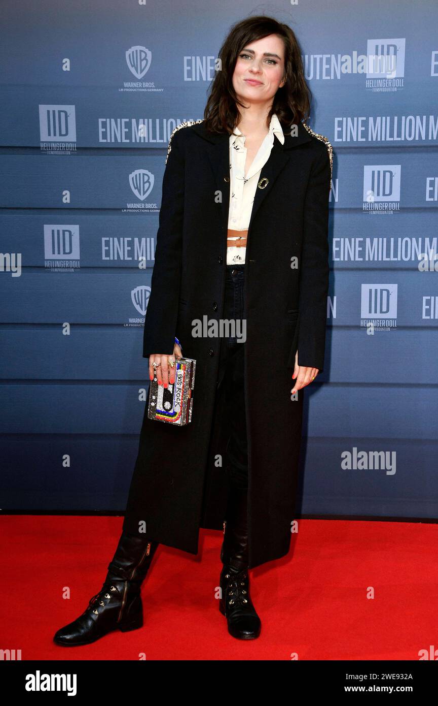 Nora Tschirner bei der Premiere des Kinofilms Eine Million Minuten im ...