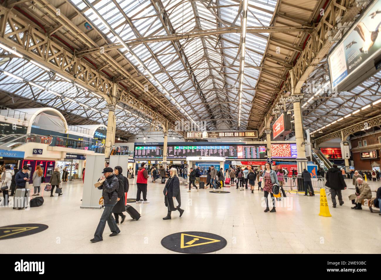 London, January 23rd 2024: The concourse at Victoria Station Stock ...