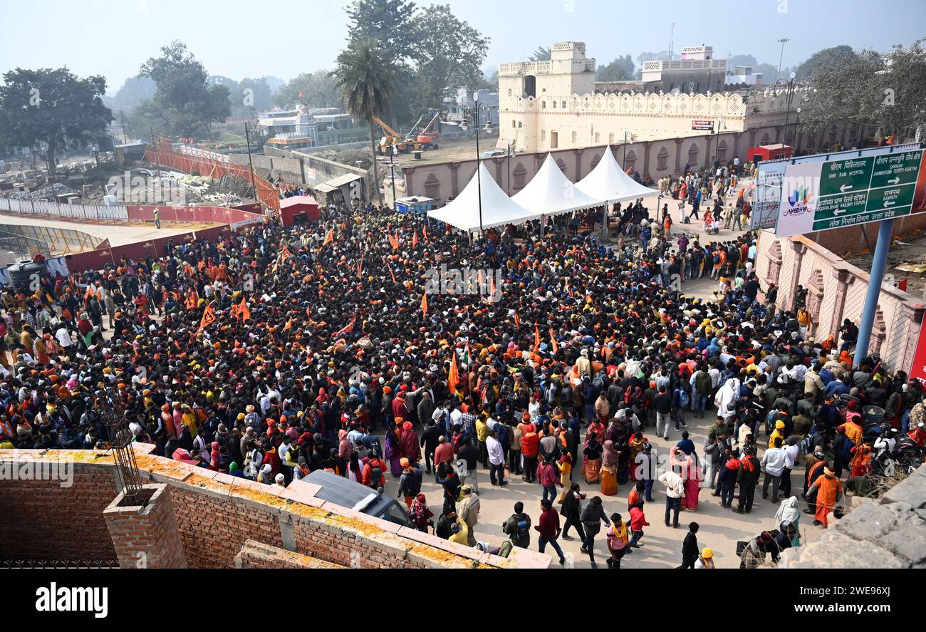 AYODHYA, INDIA - JANUARY 23: Thousands of devotees gathered for darshan ...