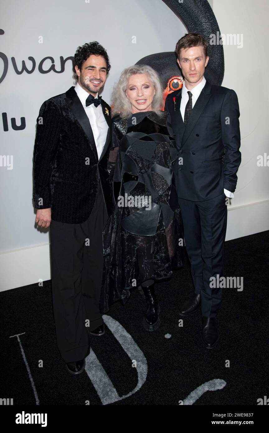 Zac Posen, Debbie Harry und Harrison Ball bei der Premiere der FX Serie ...
