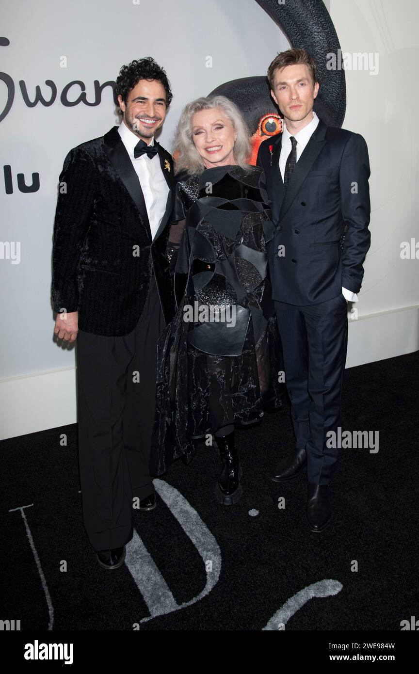 Zac Posen, Debbie Harry und Harrison Ball bei der Premiere der FX Serie ...