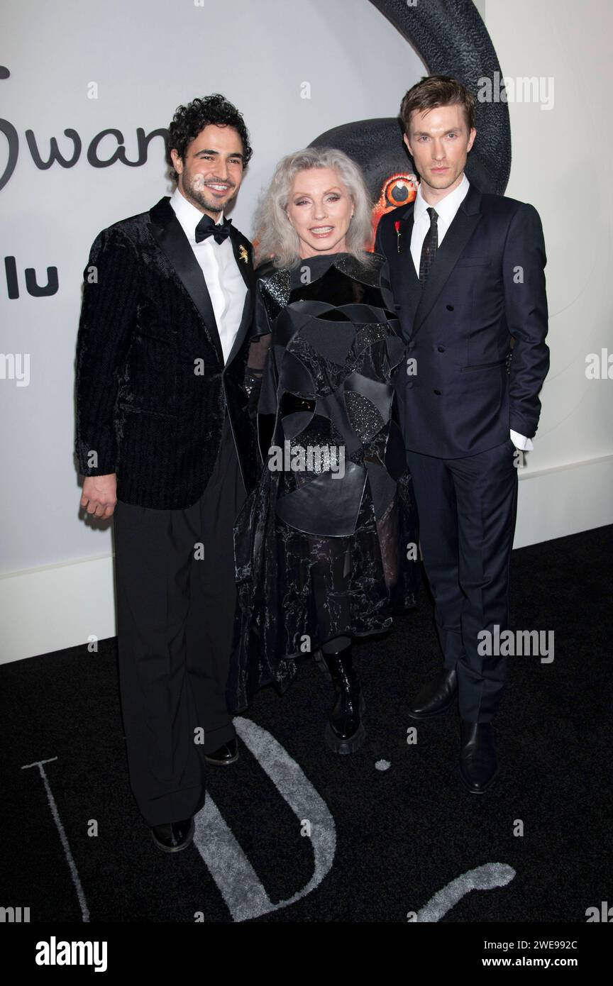 Zac Posen, Debbie Harry und Harrison Ball bei der Premiere der FX Serie ...