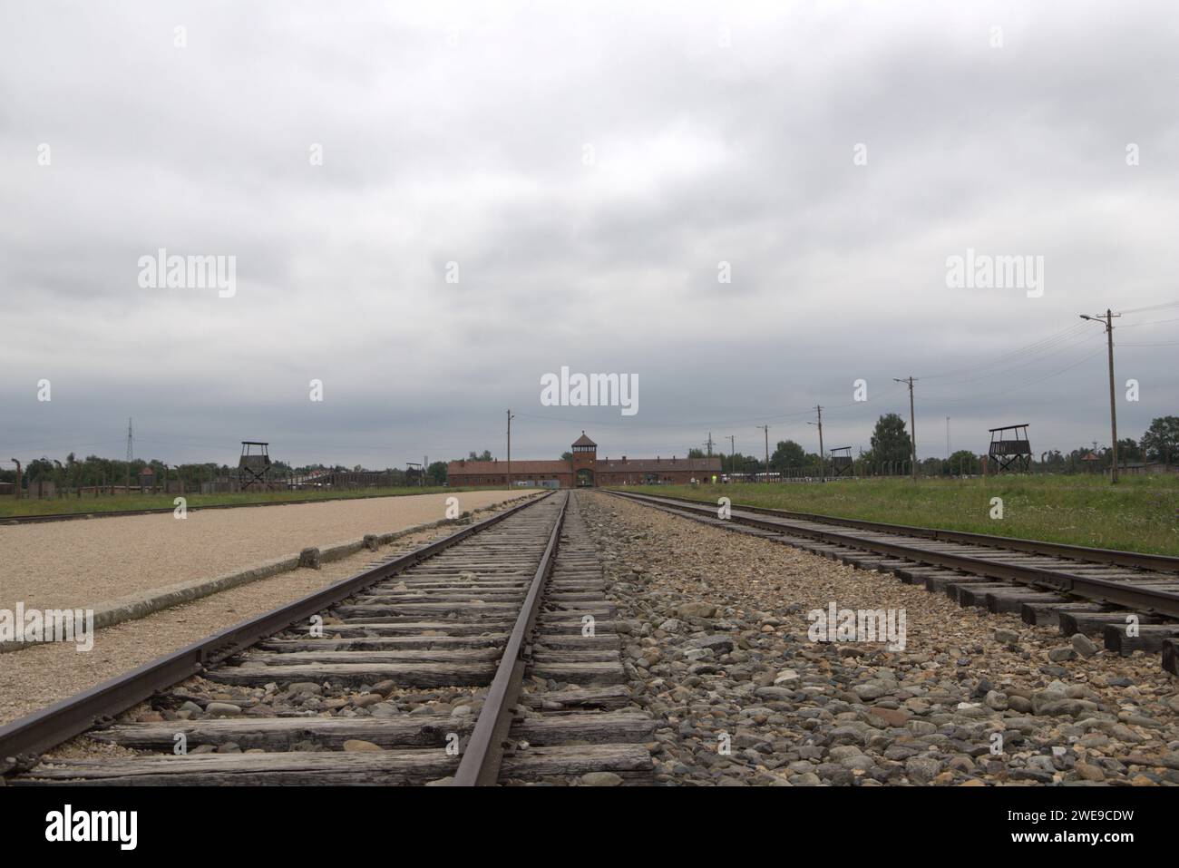 Auschwitz Birkenau concentration camp entrance Stock Photo - Alamy