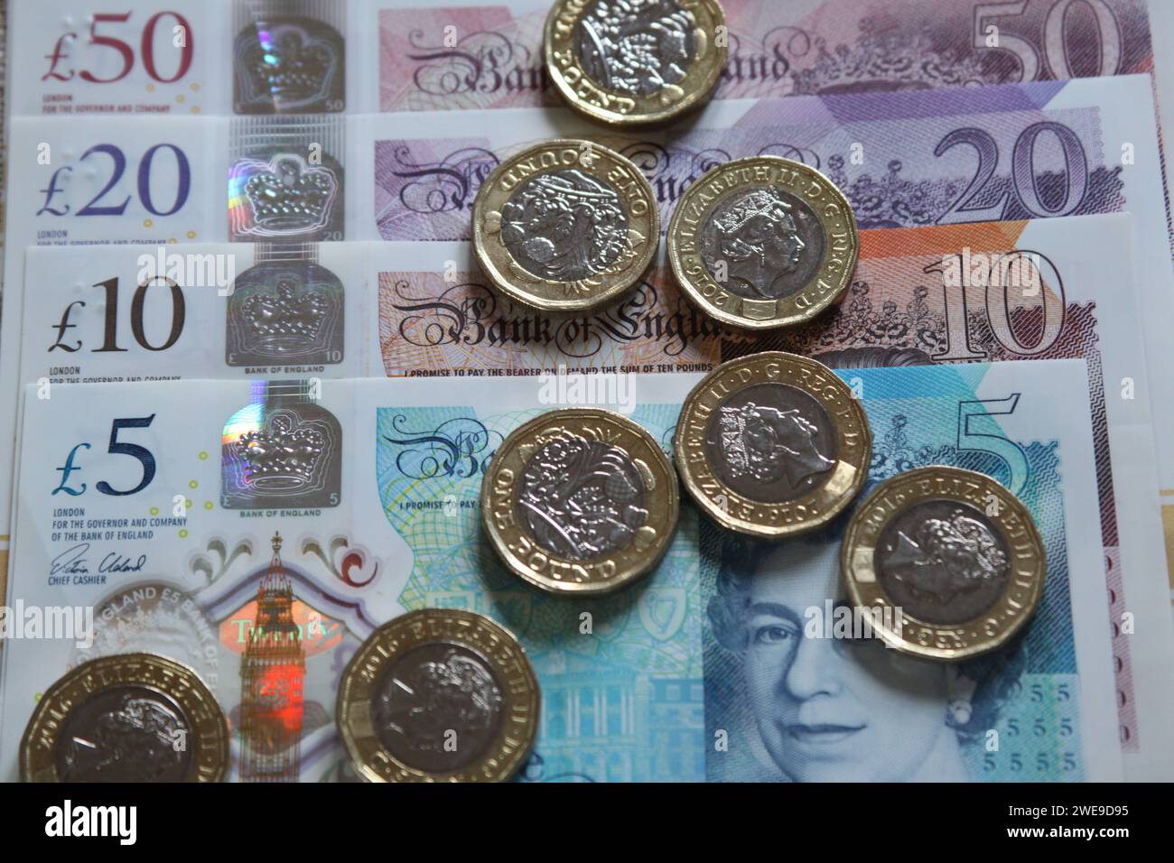 New notes and coins hi-res stock photography and images - Alamy