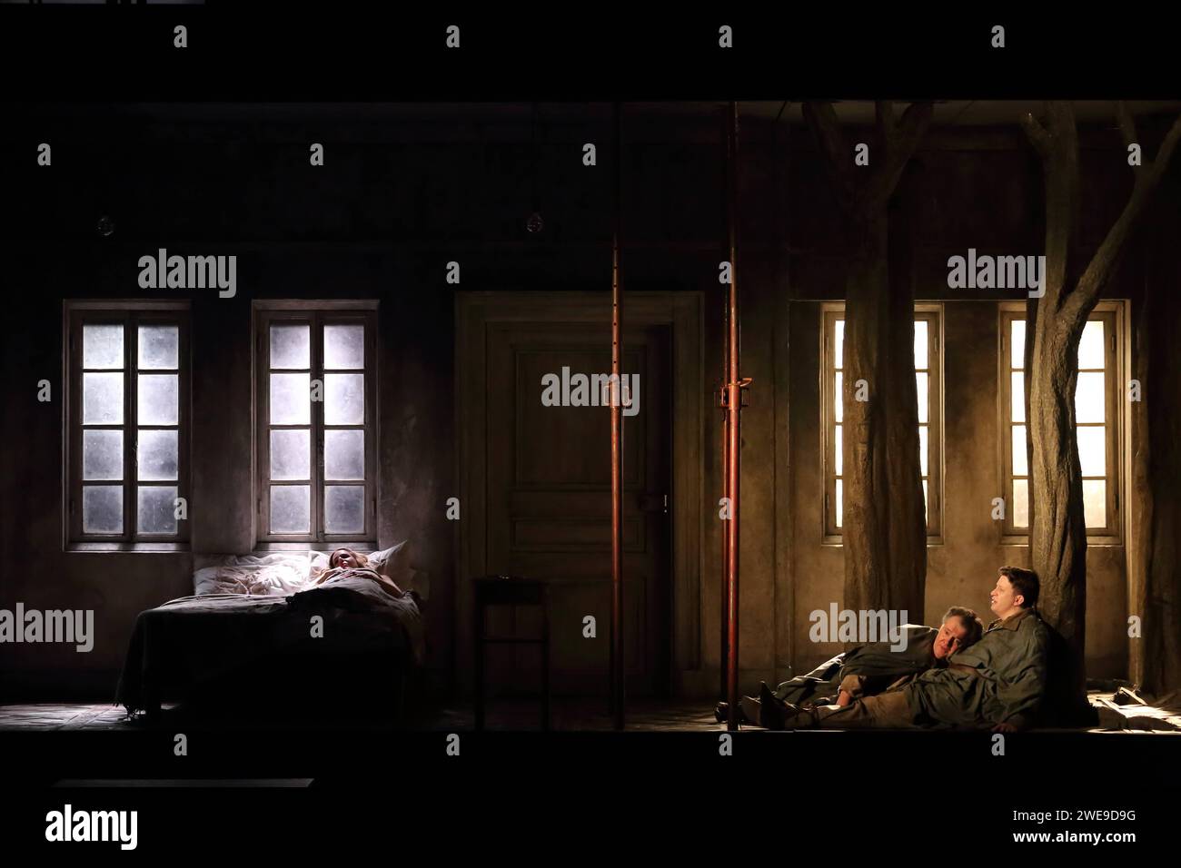 Georgia Jarman als Agnes, Mark Stone als Protector und Aryeh Nussbaum ...