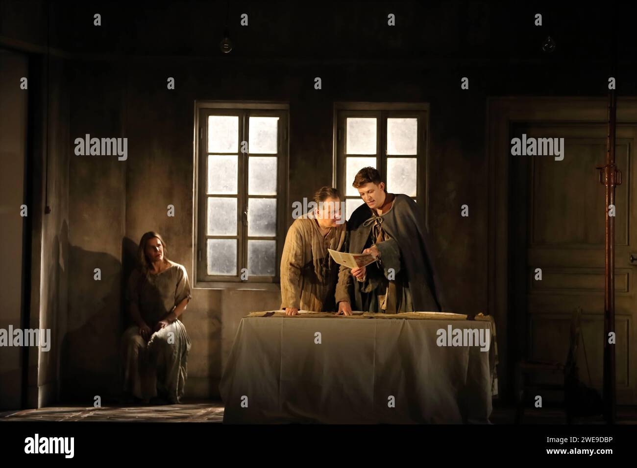 Georgia Jarman als Agnes, Mark Stone als Protector und Aryeh Nussbaum ...