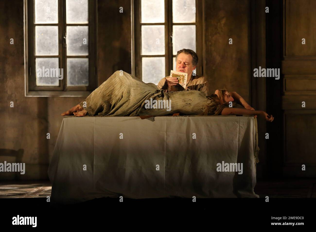 Mark Stone als Protector und Georgia Jarman als Agnes während der ...