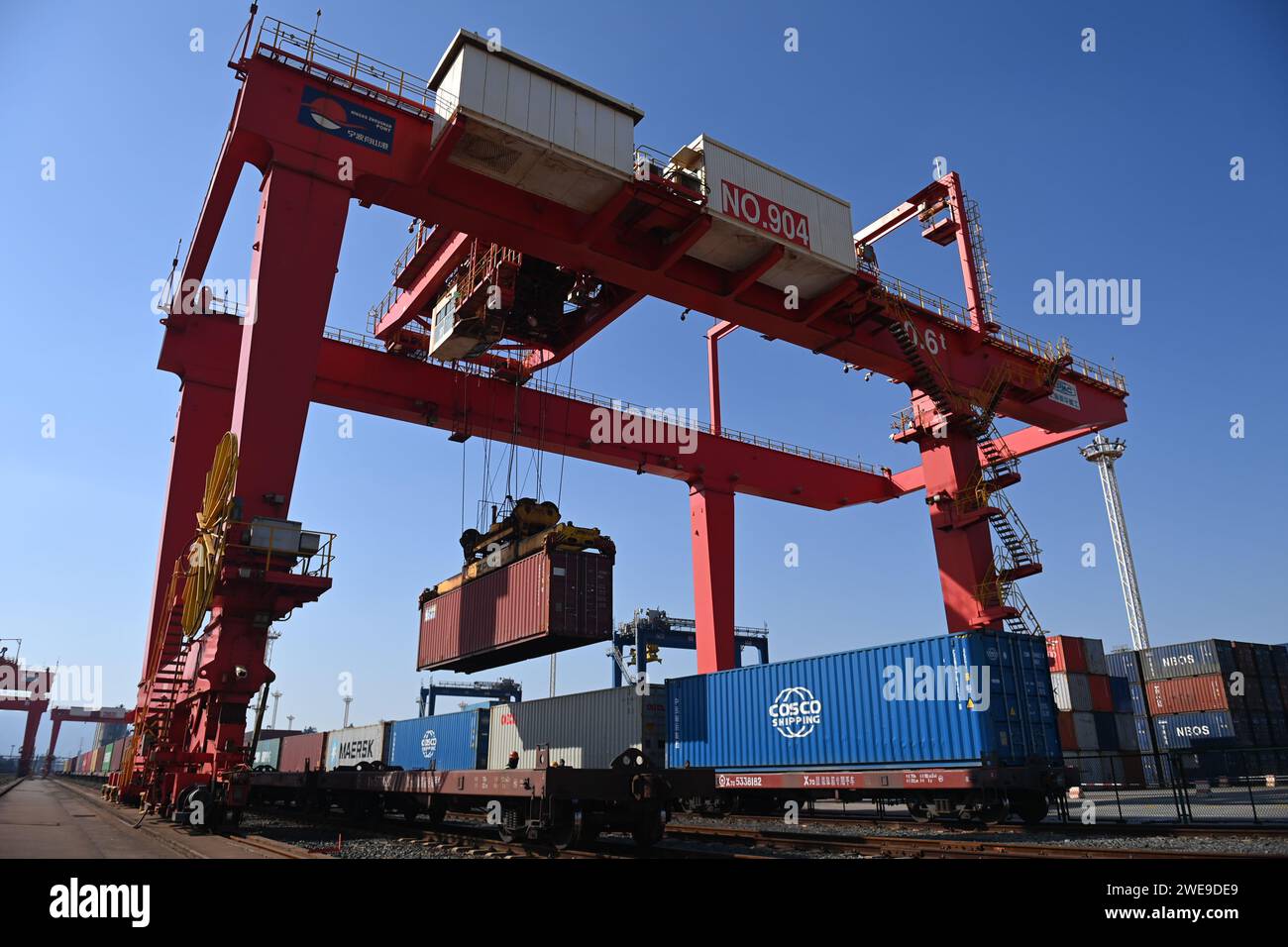 (240124) -- NINGBO, Jan. 24, 2024 (Xinhua) -- Cranes and sea-rail ...