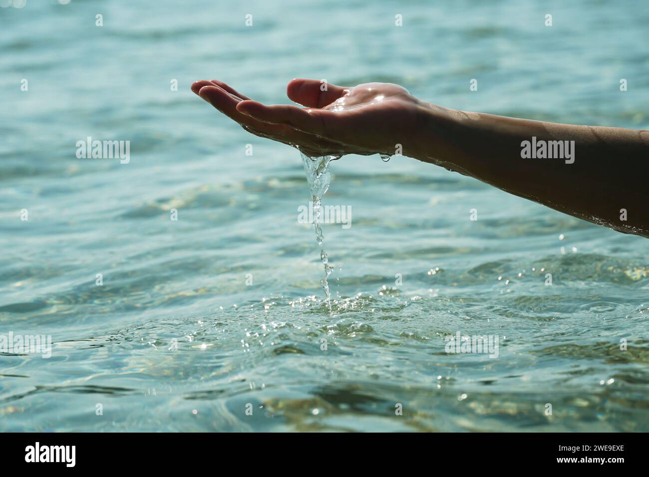 Hand reaching underwater hi-res stock photography and images - Alamy