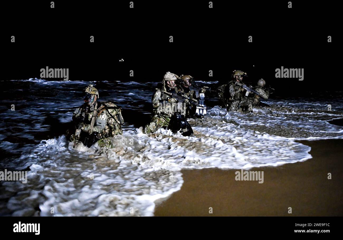 Underwater demolition team hi-res stock photography and images - Alamy