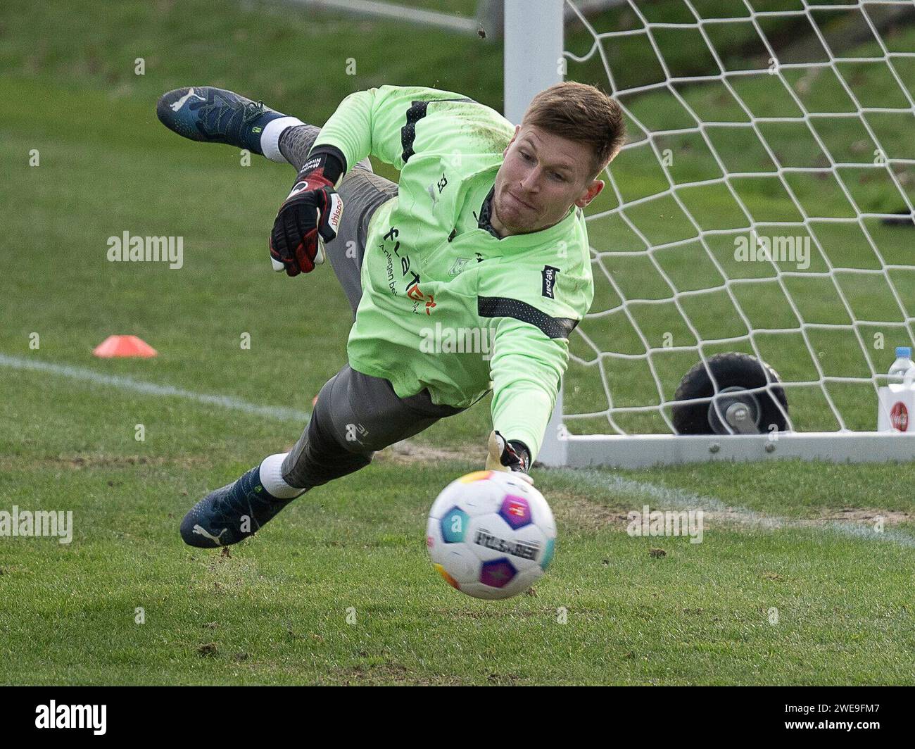 Moritz Nicolas (Borussia Moenchengladbach, #33) fliegt. Er kann aber ...