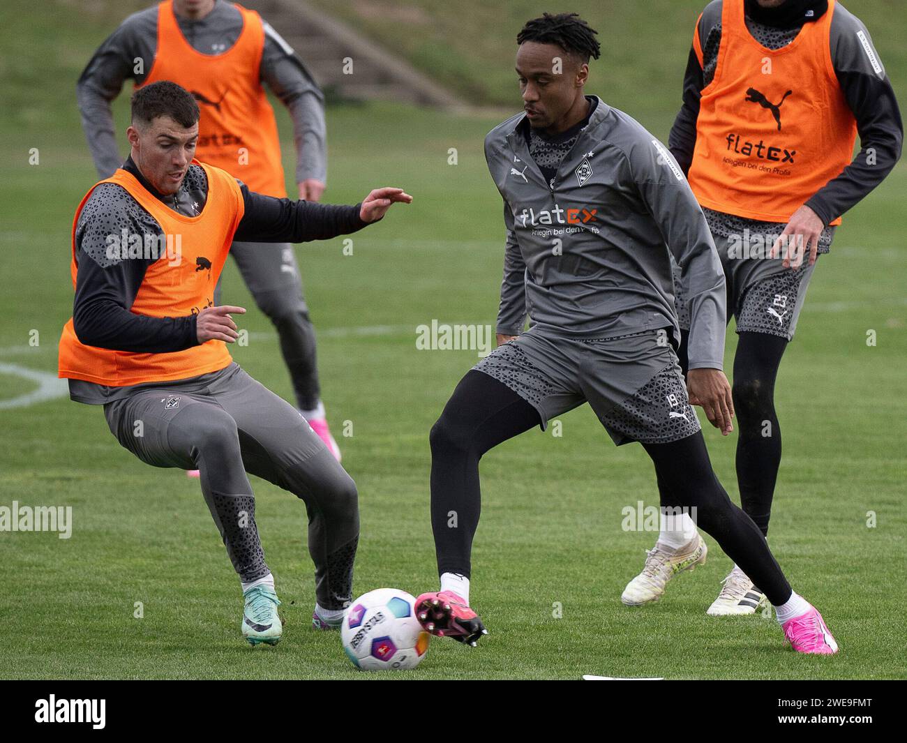 Zweikampf zwischen Joe Scally (Borussia Moenchengladbach, #29) und ...