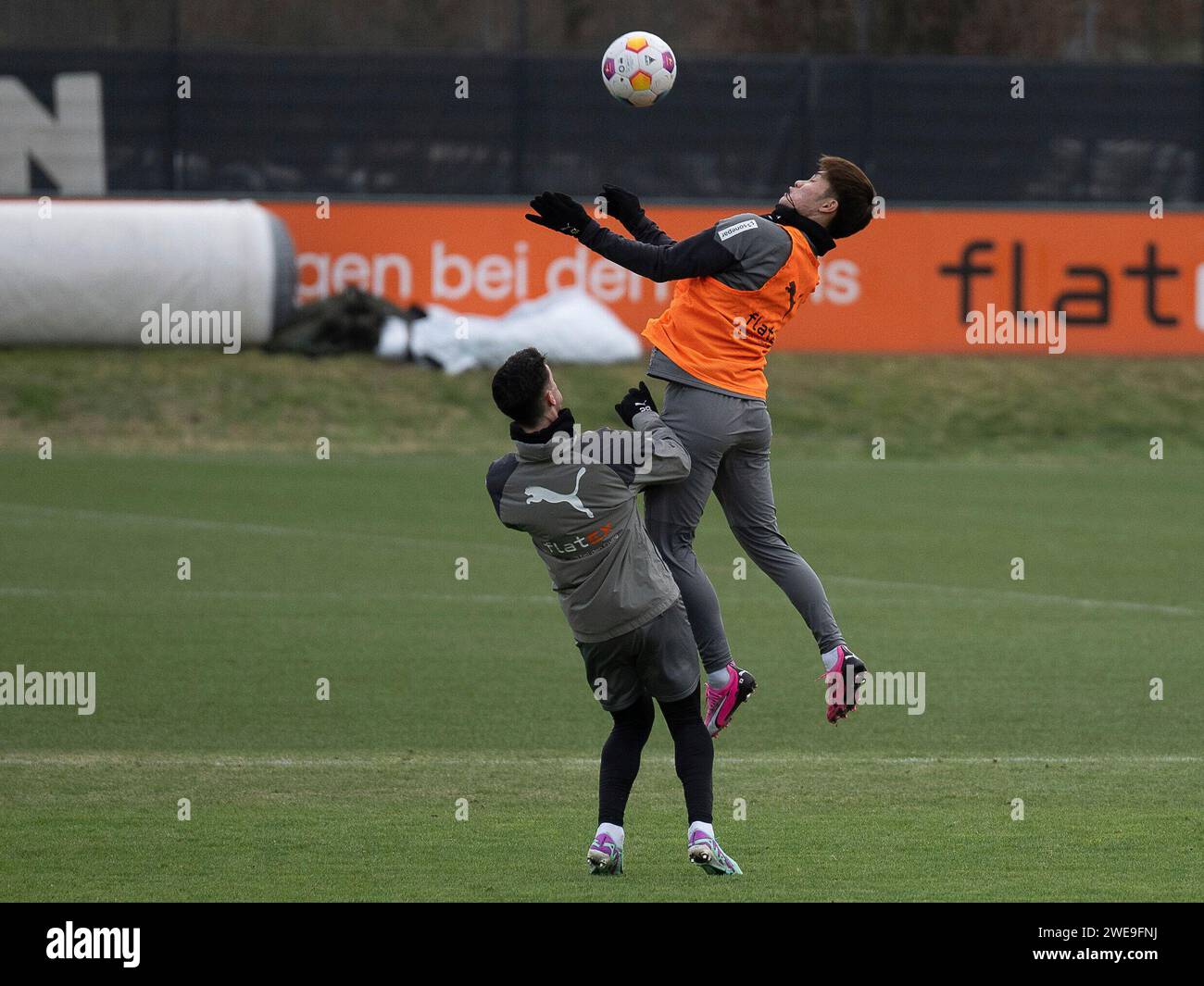 Shio Fukudar (Borussia Moenchengladbach, #49) nimmt den Ball in der ...