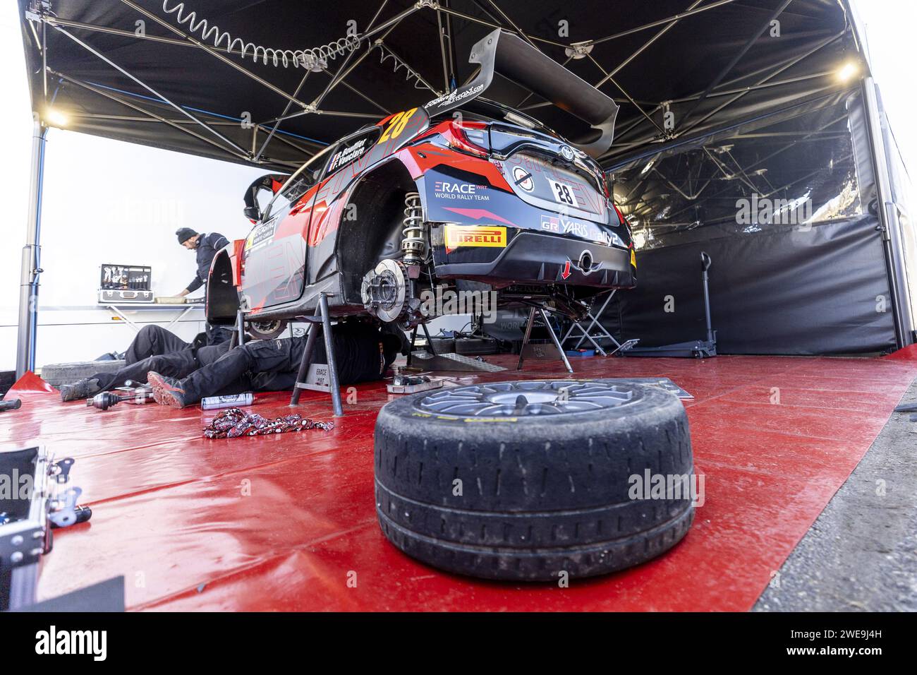 28 BOUFFIER Bryan, VAUCLARE Frederic, Toyota Yaris Rally2, service ...