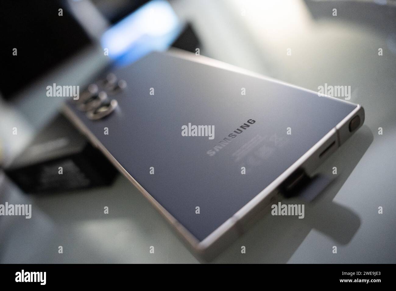 Samsung s24 hi-res stock photography and images - Alamy