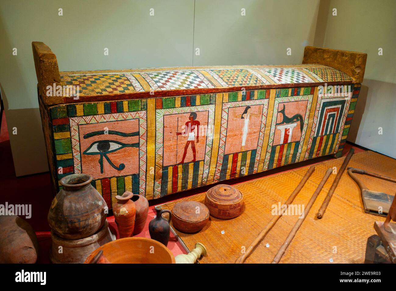 Egyptian art louvre museum paris hi-res stock photography and images ...