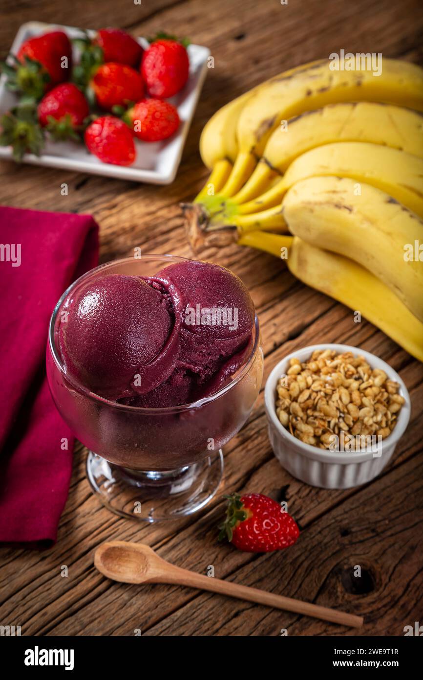 Brazilian acai. Açaí with fruit and granola Stock Photo - Alamy