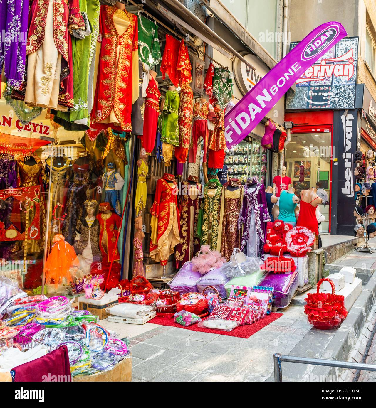 Inside the Grand Bazaar in Istanbul Stock Photo - Alamy