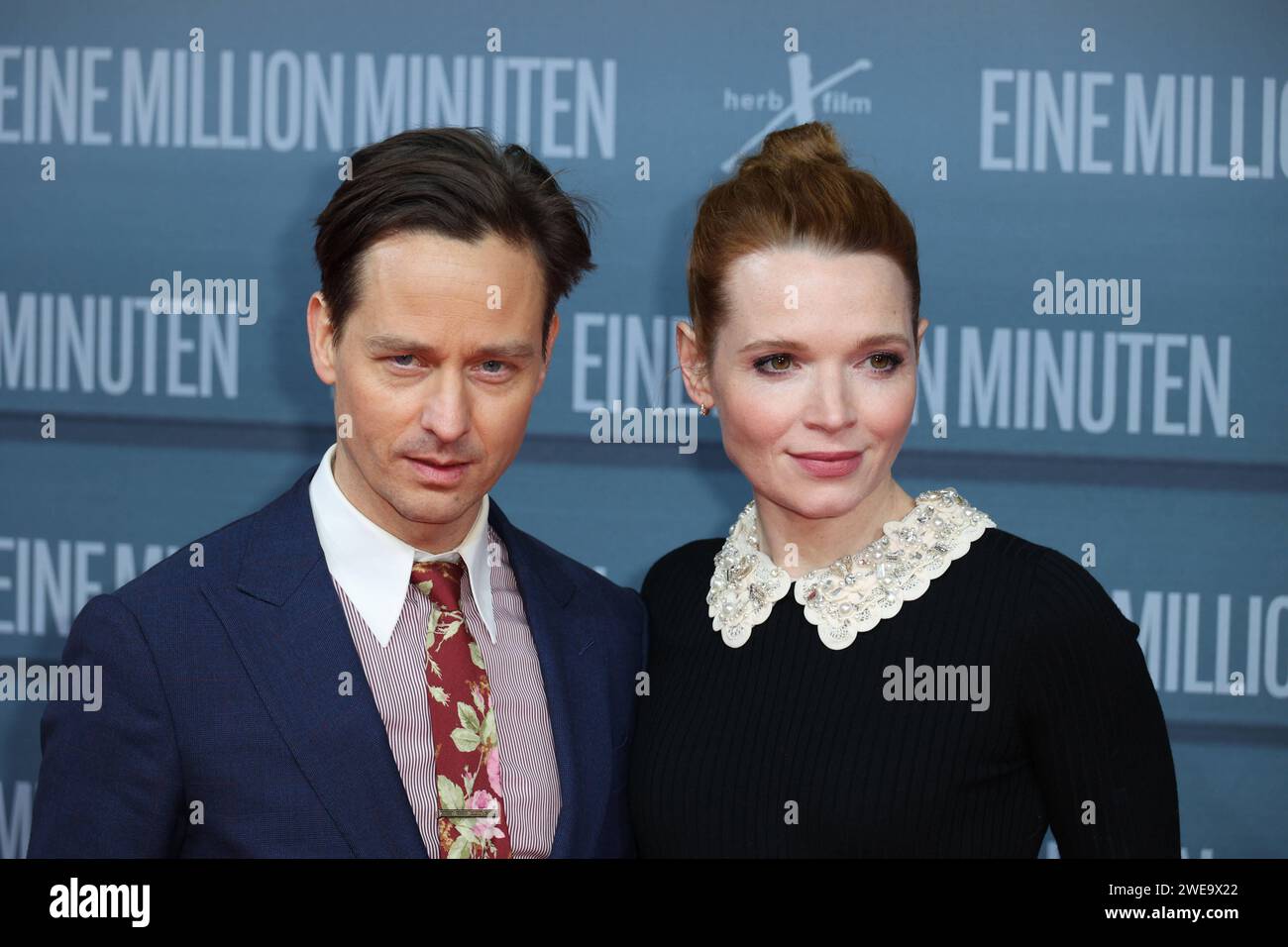 v.l. Tom Schilling mit Karoline Herfurth waehrend der Welt-Filmpremiere ...