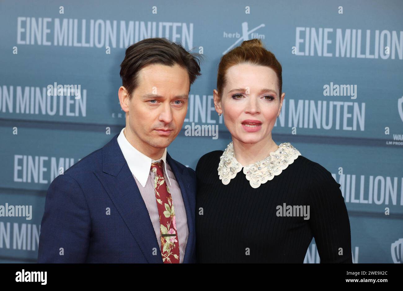 v.l. Tom Schilling mit Karoline Herfurth waehrend der Welt-Filmpremiere ...