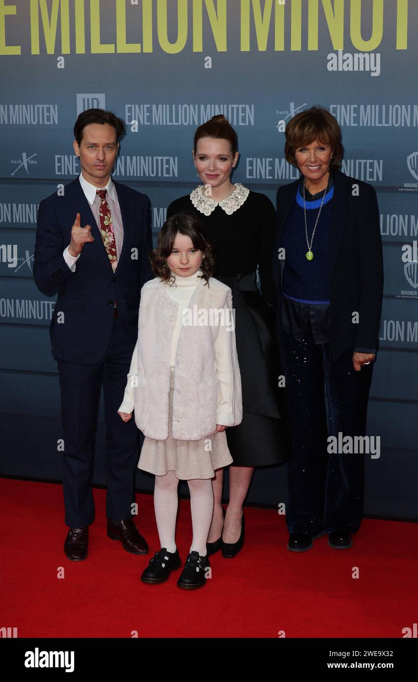 v.l. Tom Schilling, Pola Friedrichs, Karoline Herfurth und Ulrike Kriener waehrend der Welt ...