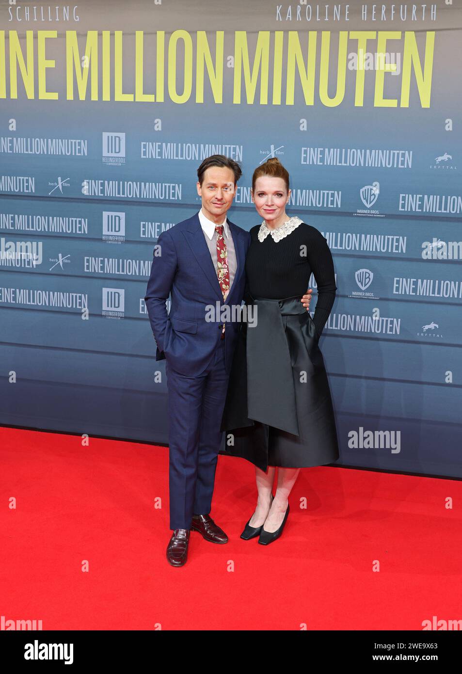 v.l. Tom Schilling mit Karoline Herfurth waehrend der Welt-Filmpremiere ...