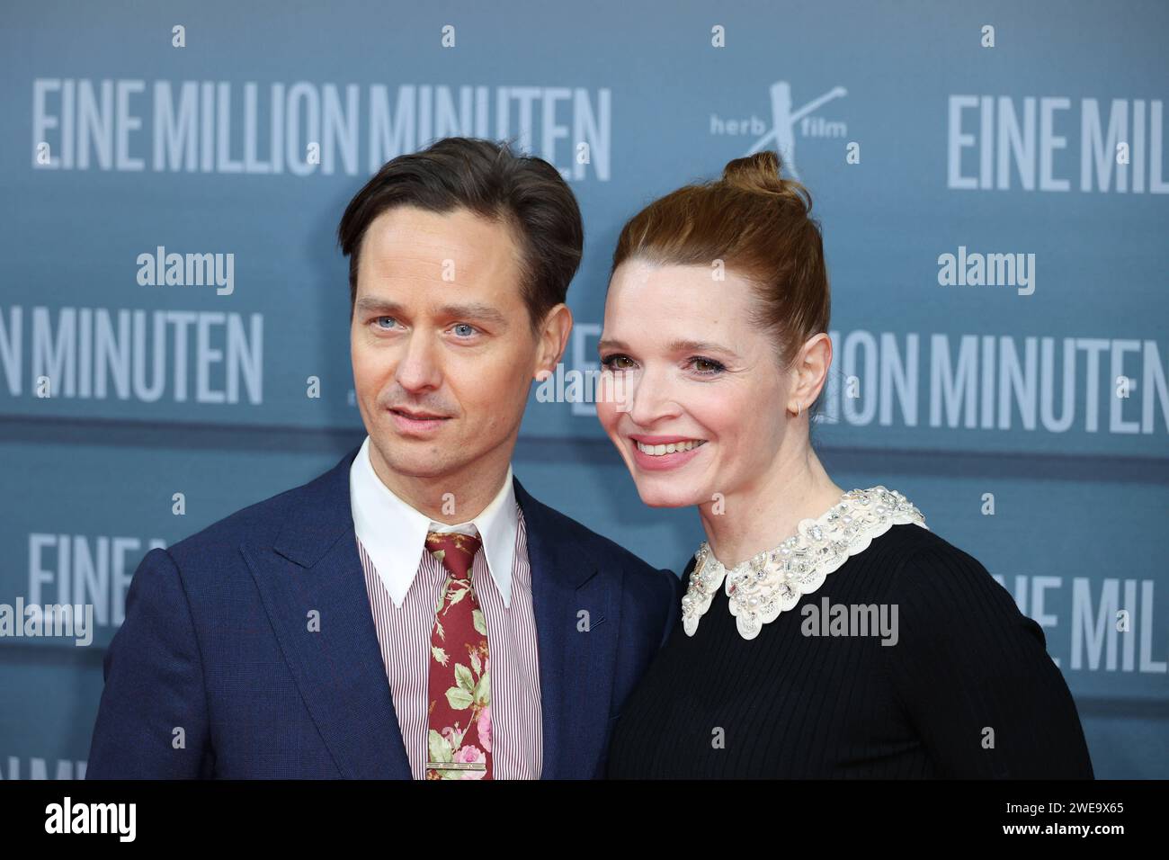 v.l. Tom Schilling mit Karoline Herfurth waehrend der Welt-Filmpremiere ...