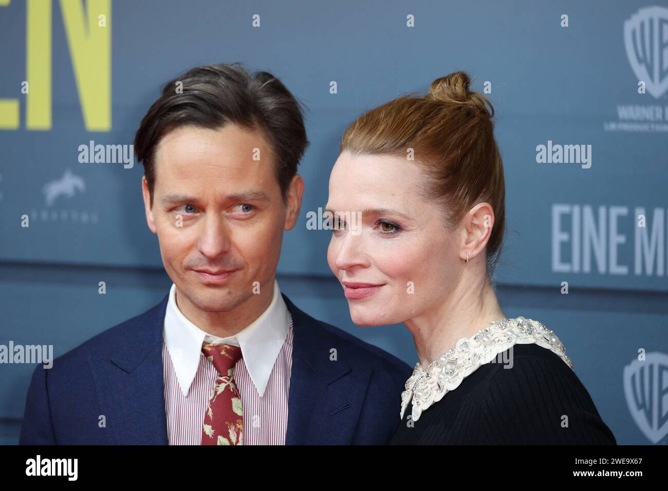 v.l. Tom Schilling mit Karoline Herfurth waehrend der Welt-Filmpremiere ...