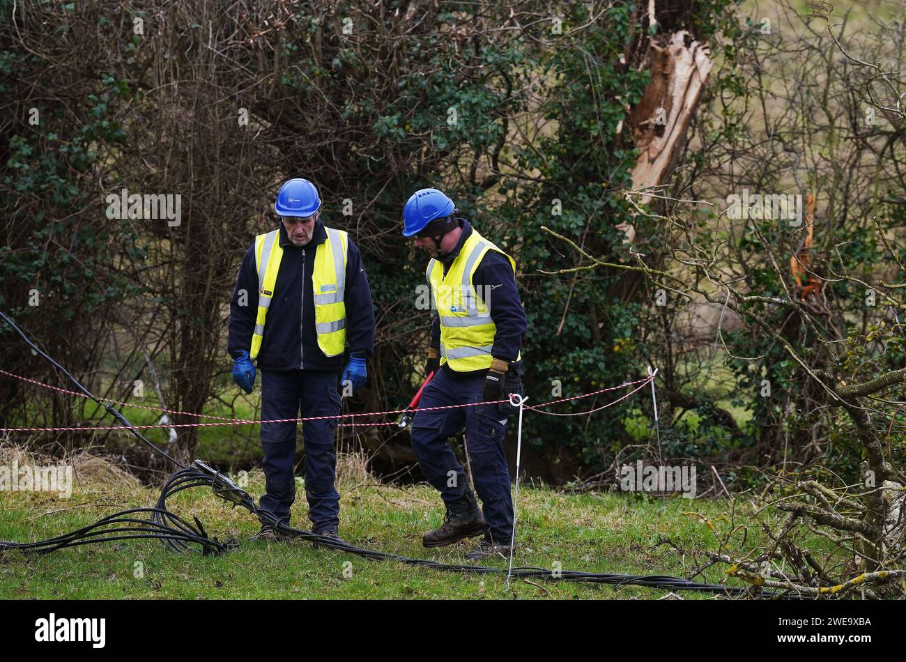 ESB Network Technicians Dave Darcy (left) and Chris Doherty working to ...